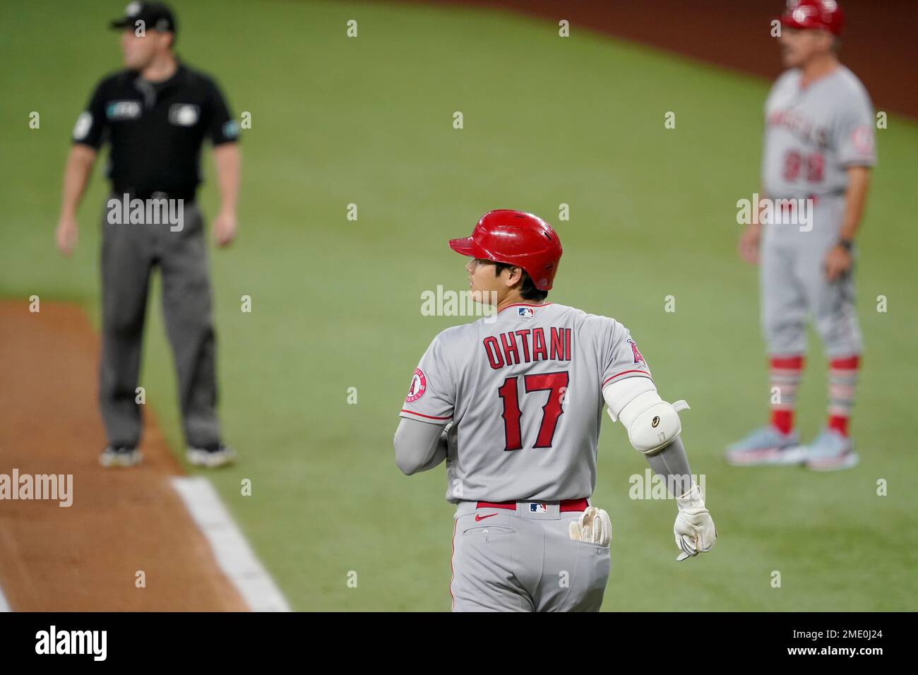 Los Angeles Angels' Shohei Ohtani (17), umpire Nick Mahrley, left rear ...