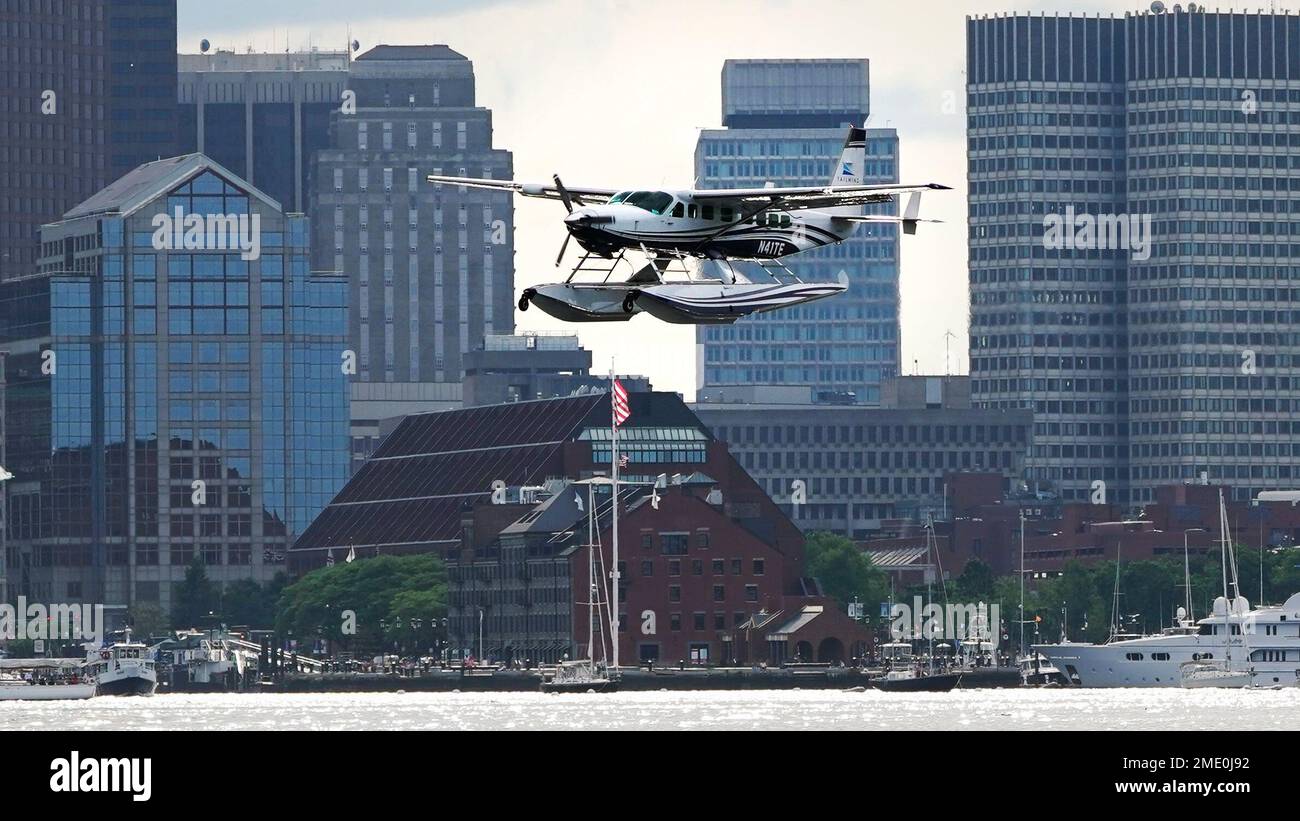 A Tailwind Air Cessna Grand Caravan EX Amphibian commuter seaplane ... A Tailwind Air Cessna Grand Caravan EX Amphibian commuter seaplane ...