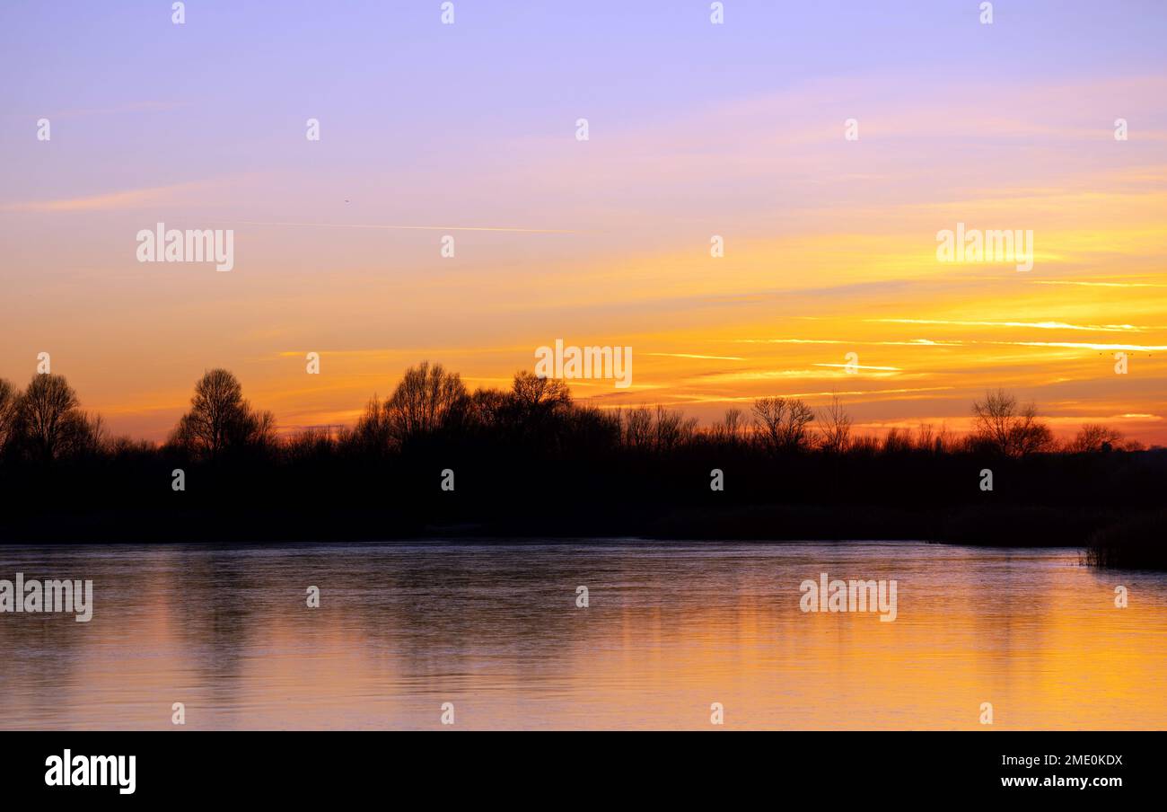 The sun sets over a frozen lake at Stanwick Lakes in Northamptonshire ...