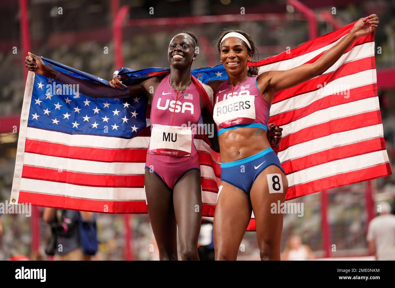 Athing Mu, of United States celebrates winning the gold medal with ...
