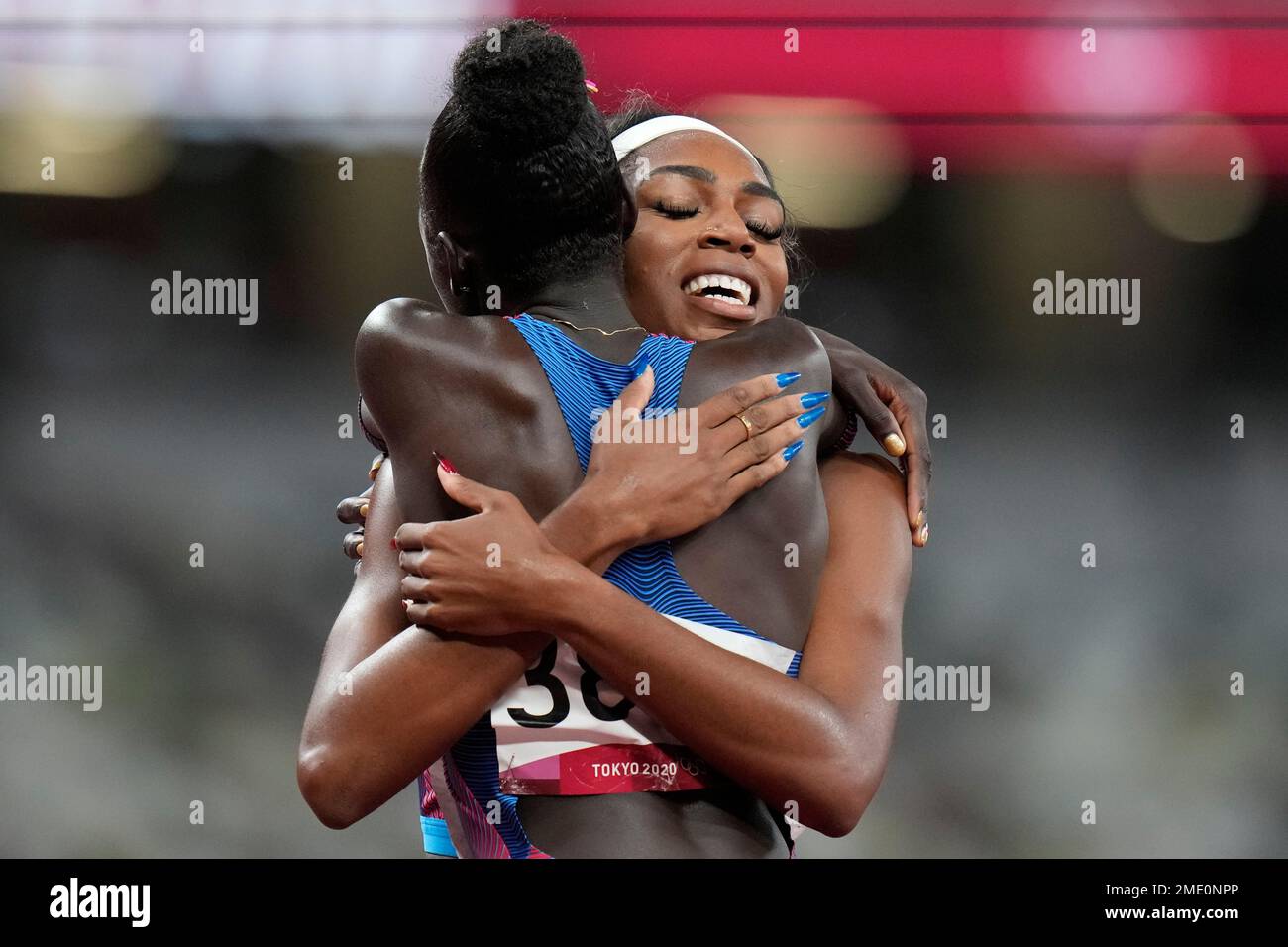 Raevyn Rogers, right, of United States, congratulates teammate Athing ...