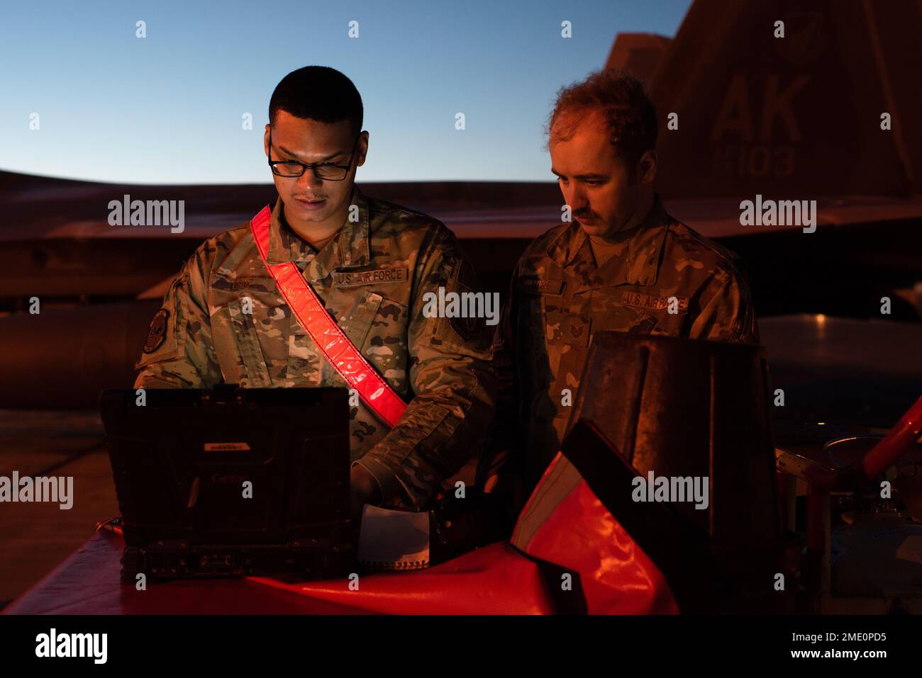 U.S. Air Force F-22 Raptor crew chiefs from the 90th Aircraft ...