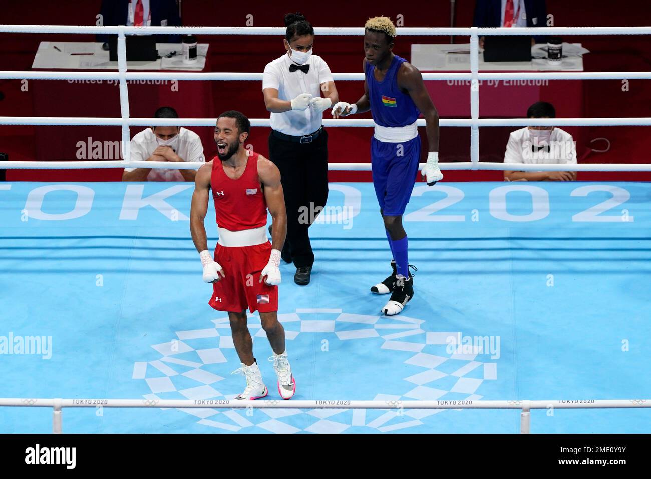The United States' Duke Ragan, left, celebrates winning a men's ...