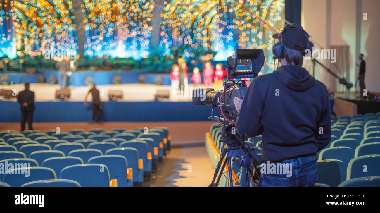 cameraman in the studio on the set of a TV show Stock Photo - Alamy