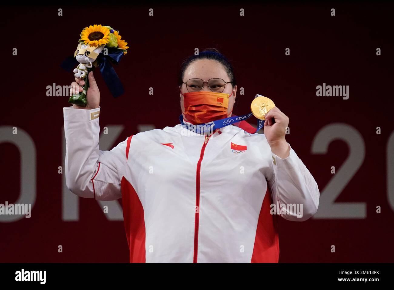 Li Wenwen of China holds up her gold medal in the women's +87kg ...