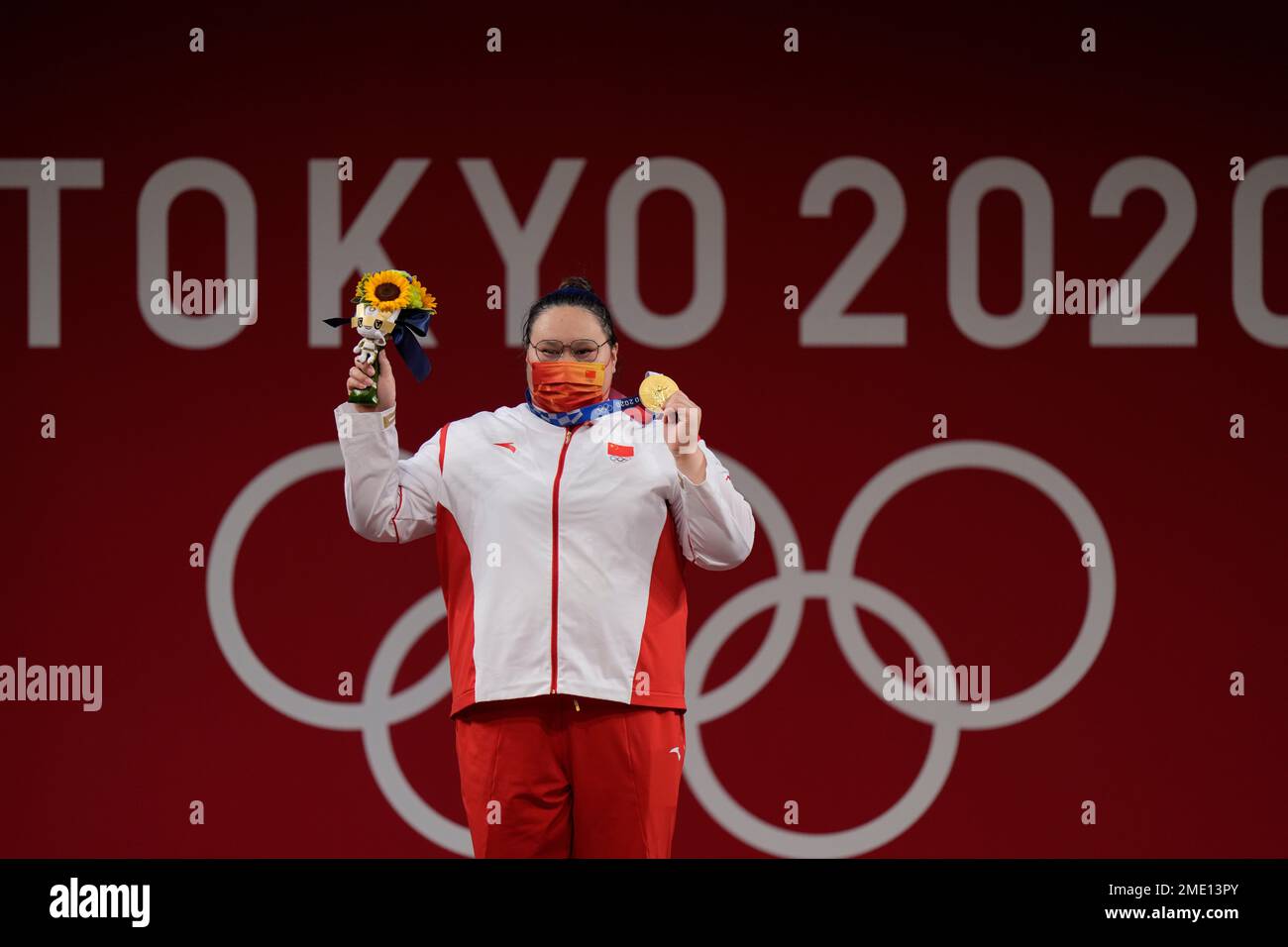 Li Wenwen of China holds up her gold medal in the women's +87kg ...