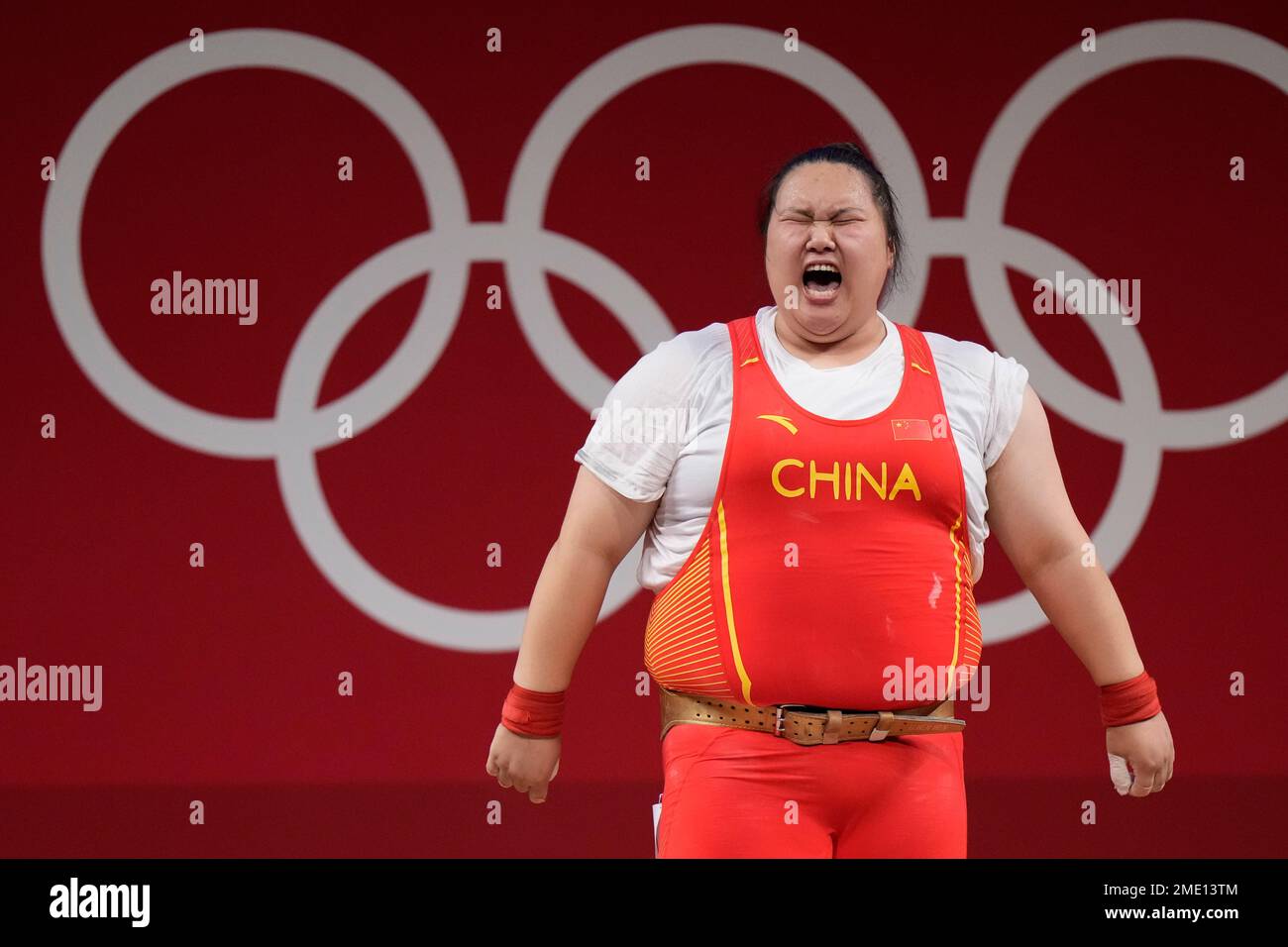 Li Wenwen of China celebrates winning gold in the women's +87kg ...