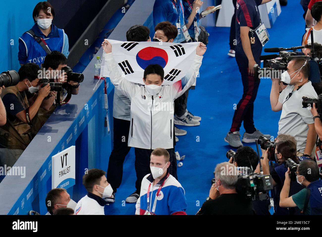 Shin Jeahwan, of South Korea, celebrates after winning the gold medal ...