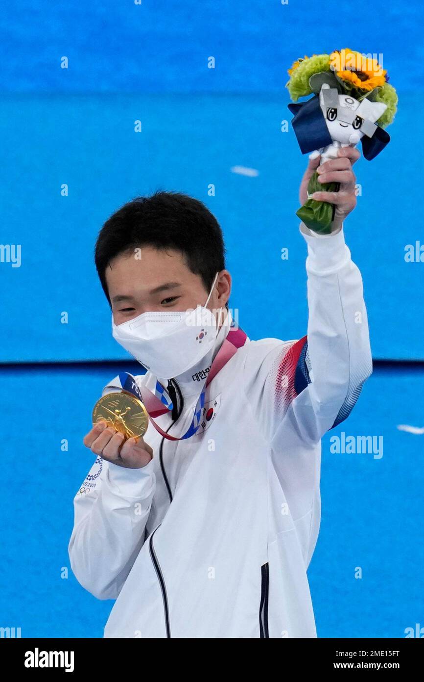 Shin Jeahwan, of South Korea, celebrates after winning the gold medal ...