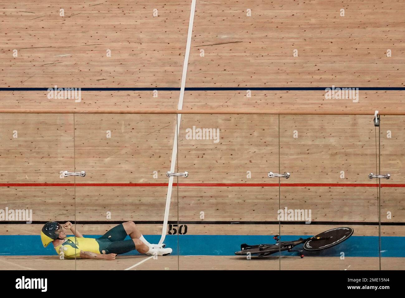 Alexander Porter of Team Australia falls during the track cycling men's ...