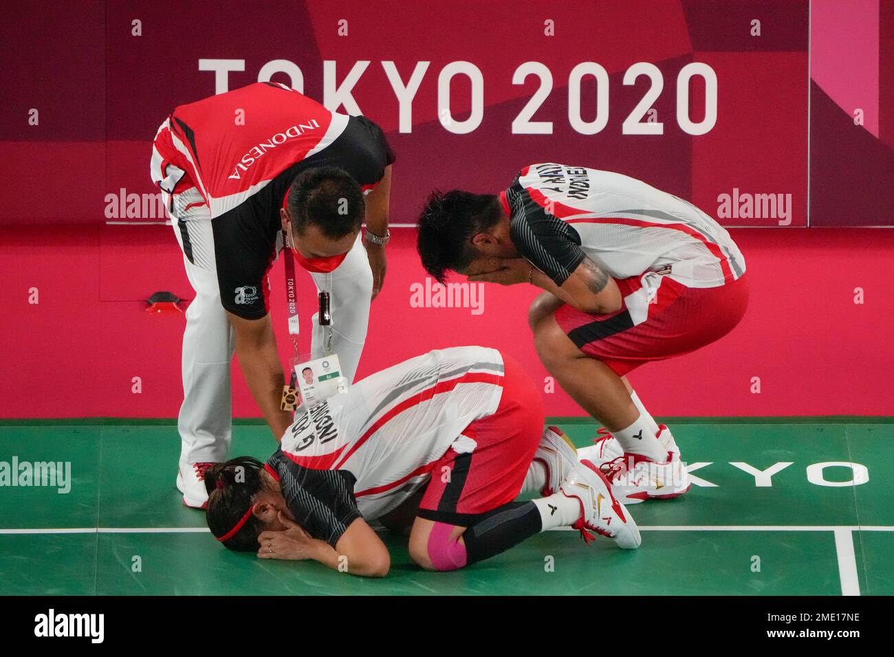 Indonesia's Greysia Polii, center, and Apriyani Rahayu, right ...