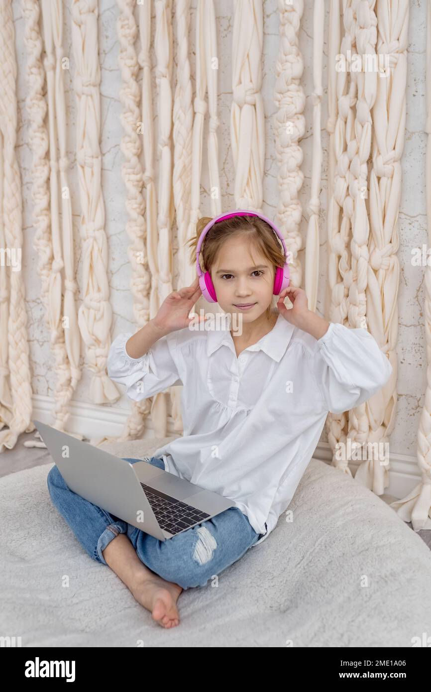 Teen zoom learning hi-res stock photography and images - Alamy