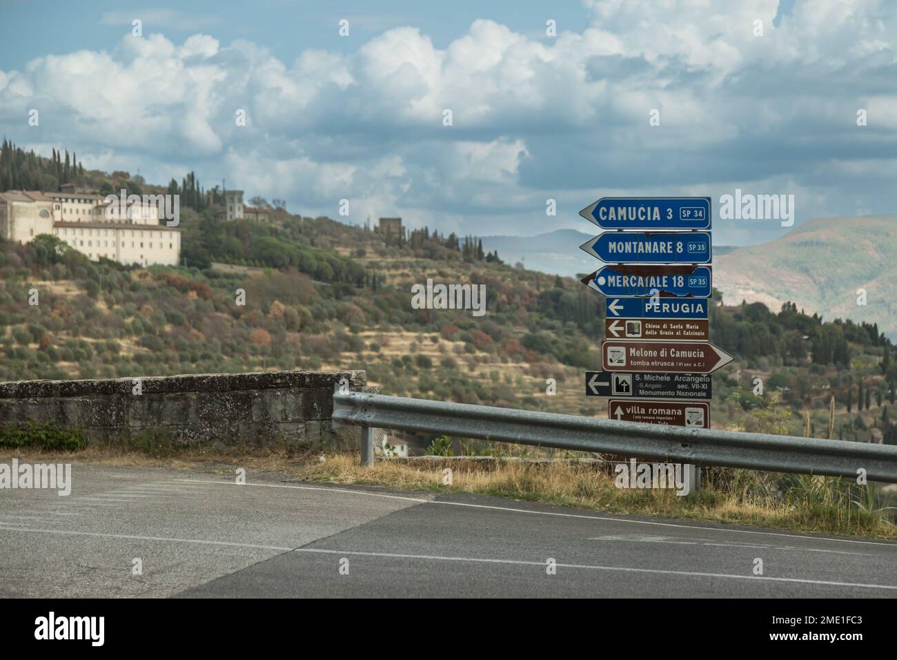 Directional road signs in countryside of Tuscany, Italy Stock Photo - Alamy