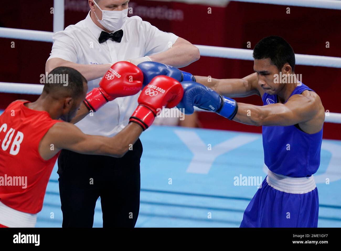 Cuba's Lazaro Alvarez, left, taps gloves with Thailand's Chatchai-Decha ...