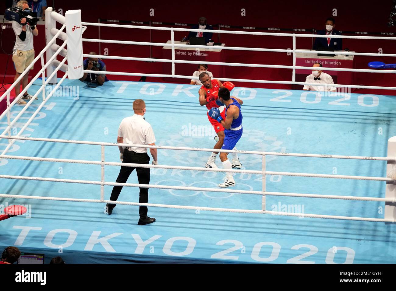 125Cuba's Lazaro Alvarez, left, exchanges punches with Thailand's ...