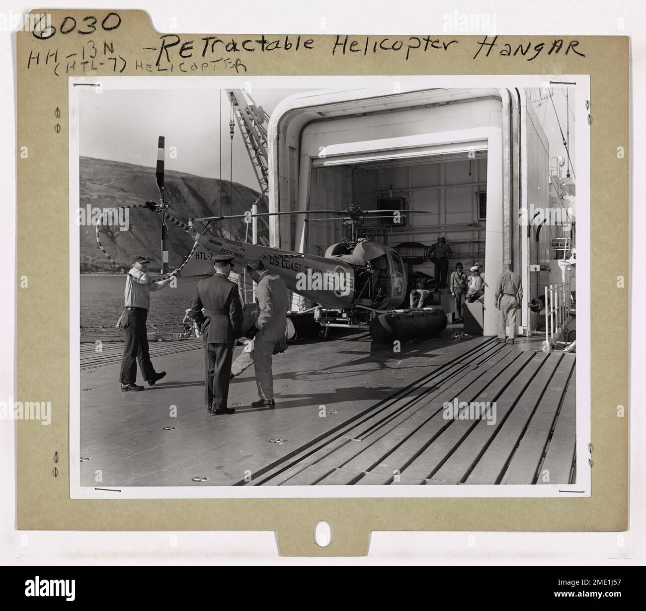 Aircraft in shelter hi-res stock photography and images - Alamy