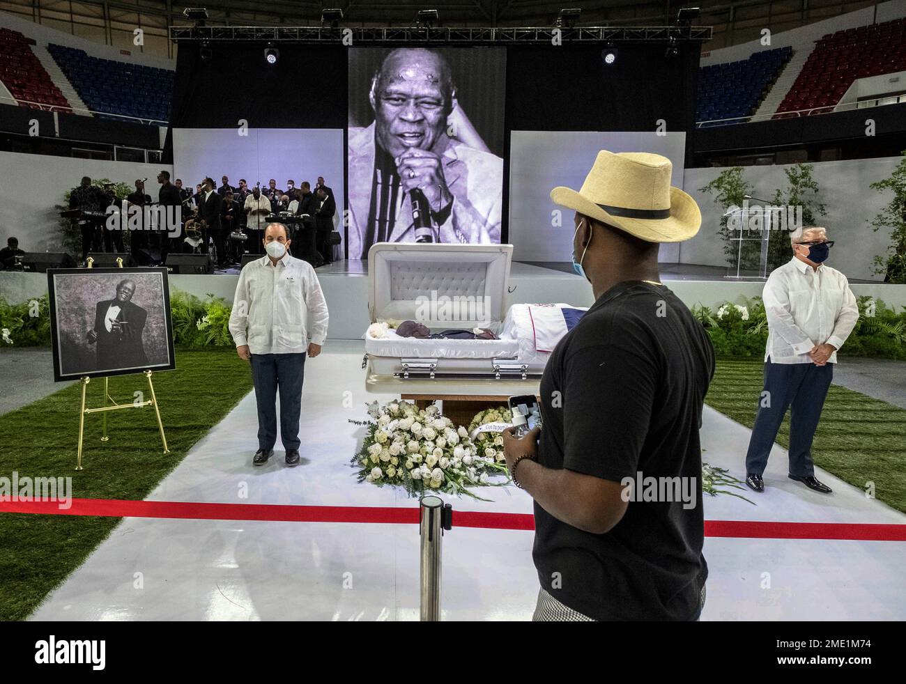People pay their last respects to Dominican merengue star Johnny ...