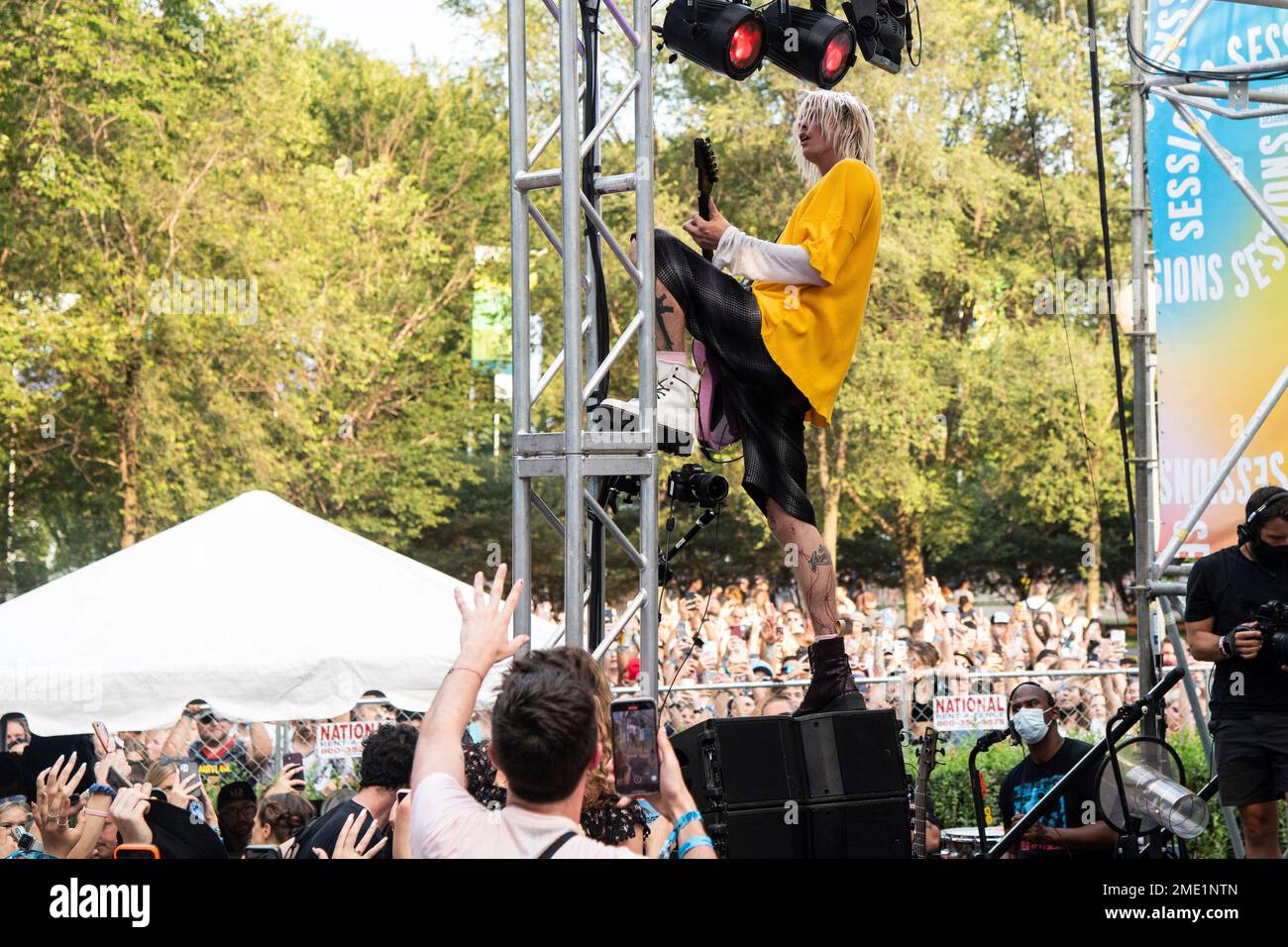 Machine Gun Kelly performs a surprise set on the Bud Light Seltzer ...