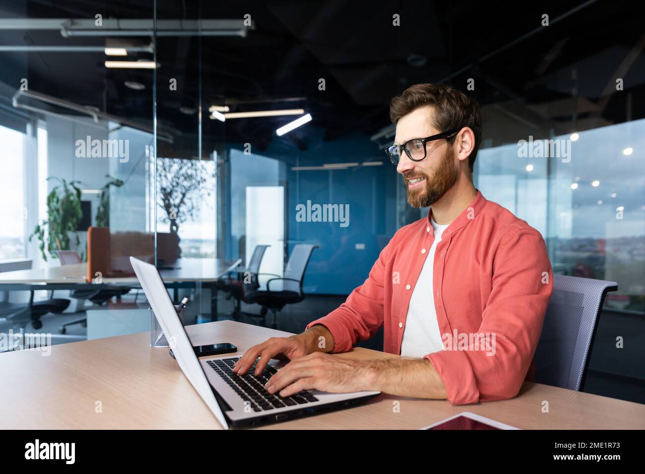 Businessman computer candid hi-res stock photography and images - Alamy