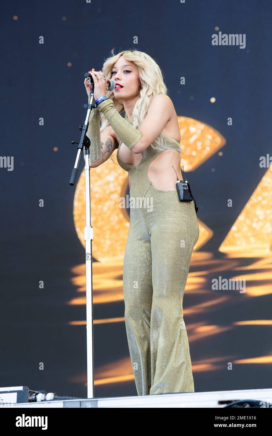 Michelle Joy of Cannons performs on day three of the Lollapalooza Music ...