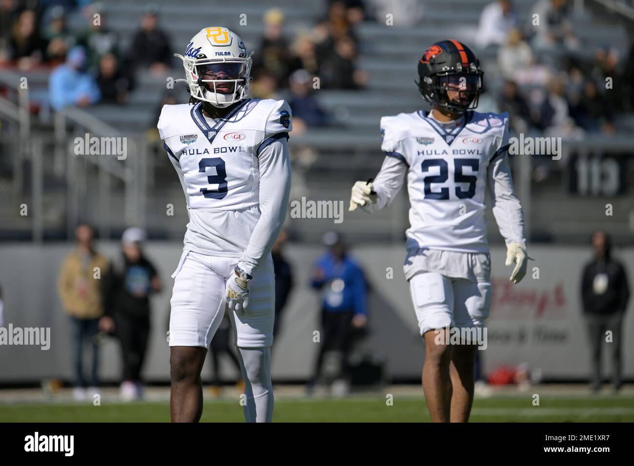Team Kai defensive backs Tyon Davis (3), of Tulsa, and Jaydon Grant (25 ...
