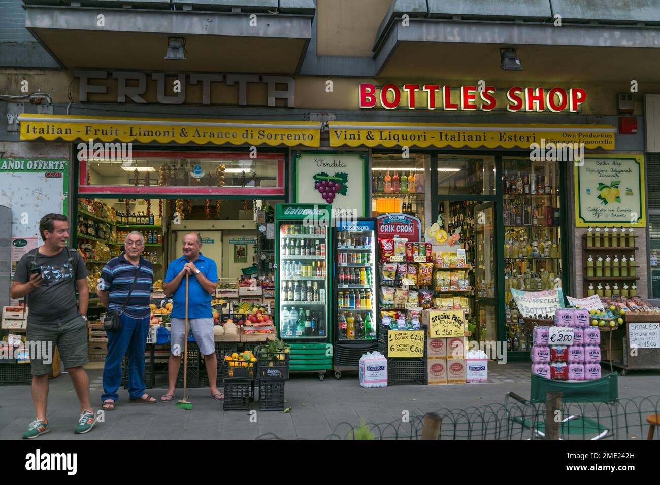 People standing outside shop hi-res stock photography and images - Alamy