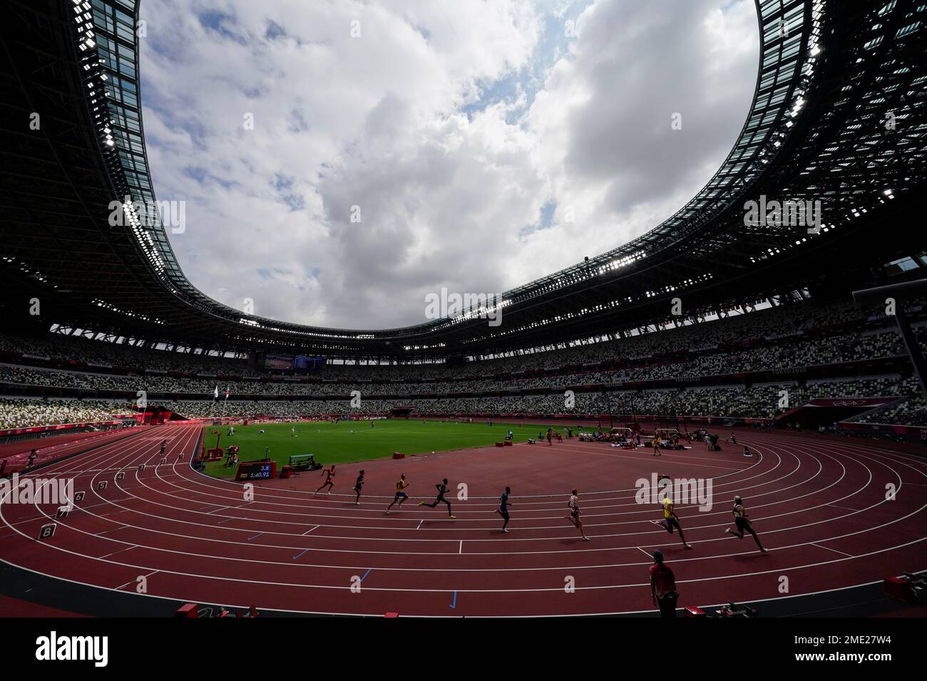 Runners competes in a heat in the men's 800-meter run at the 2020 ...