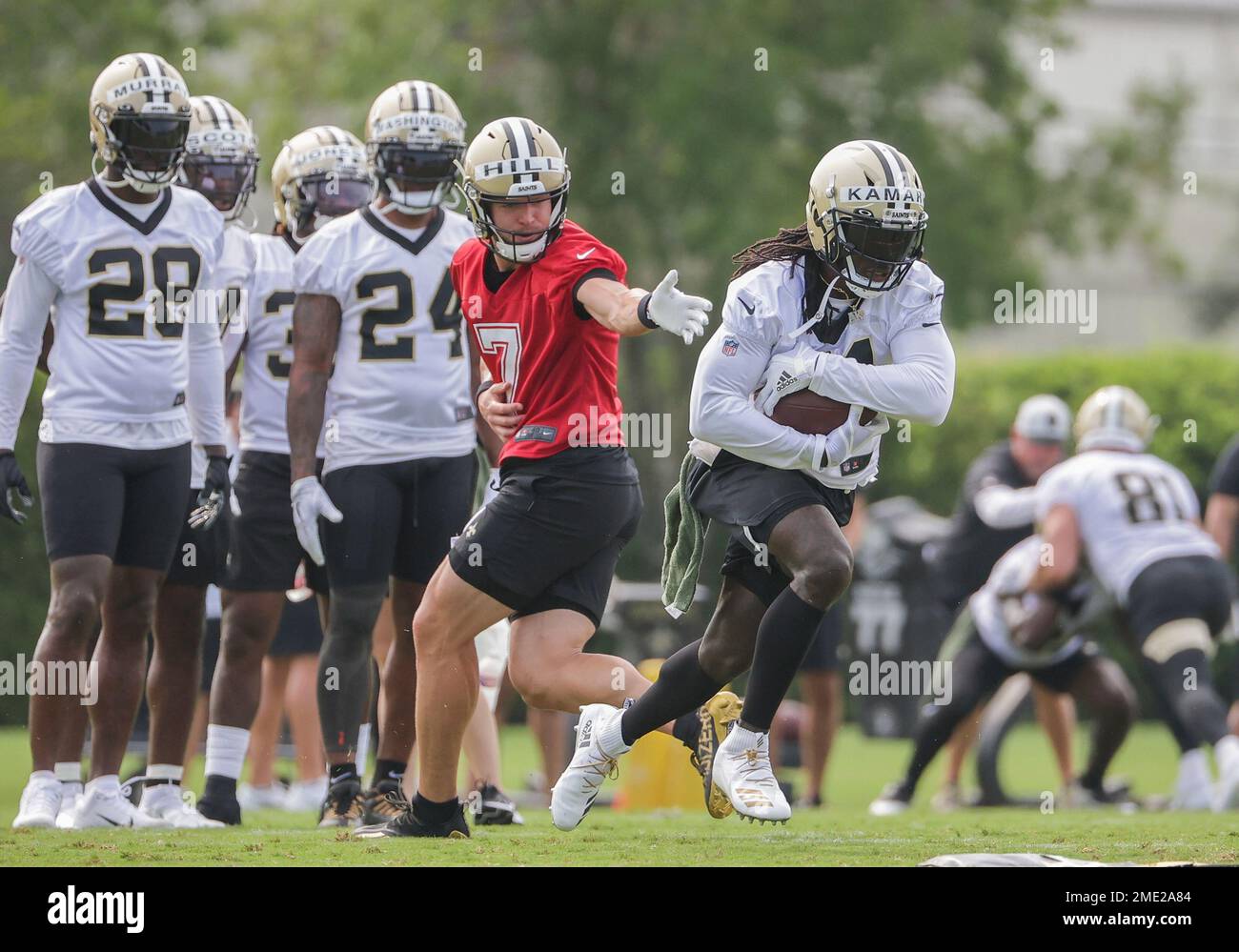 New Orleans Saints running back Alvin Kamara (41) takes a handoff from ...