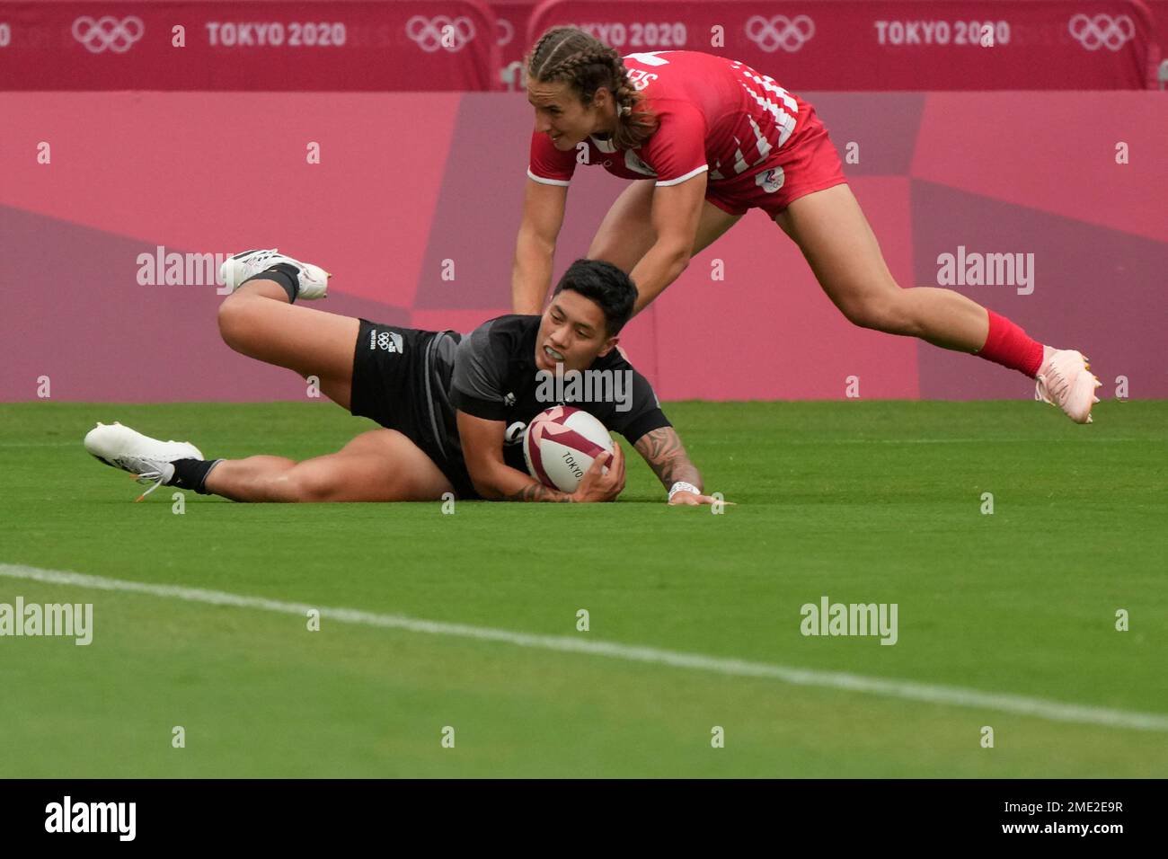 New Zealand's Gayle Broughton scores a try past Russian Olympic ...