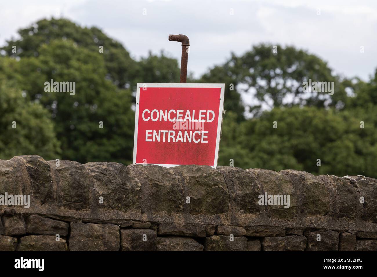 Red concealed entrance sign hi-res stock photography and images - Alamy