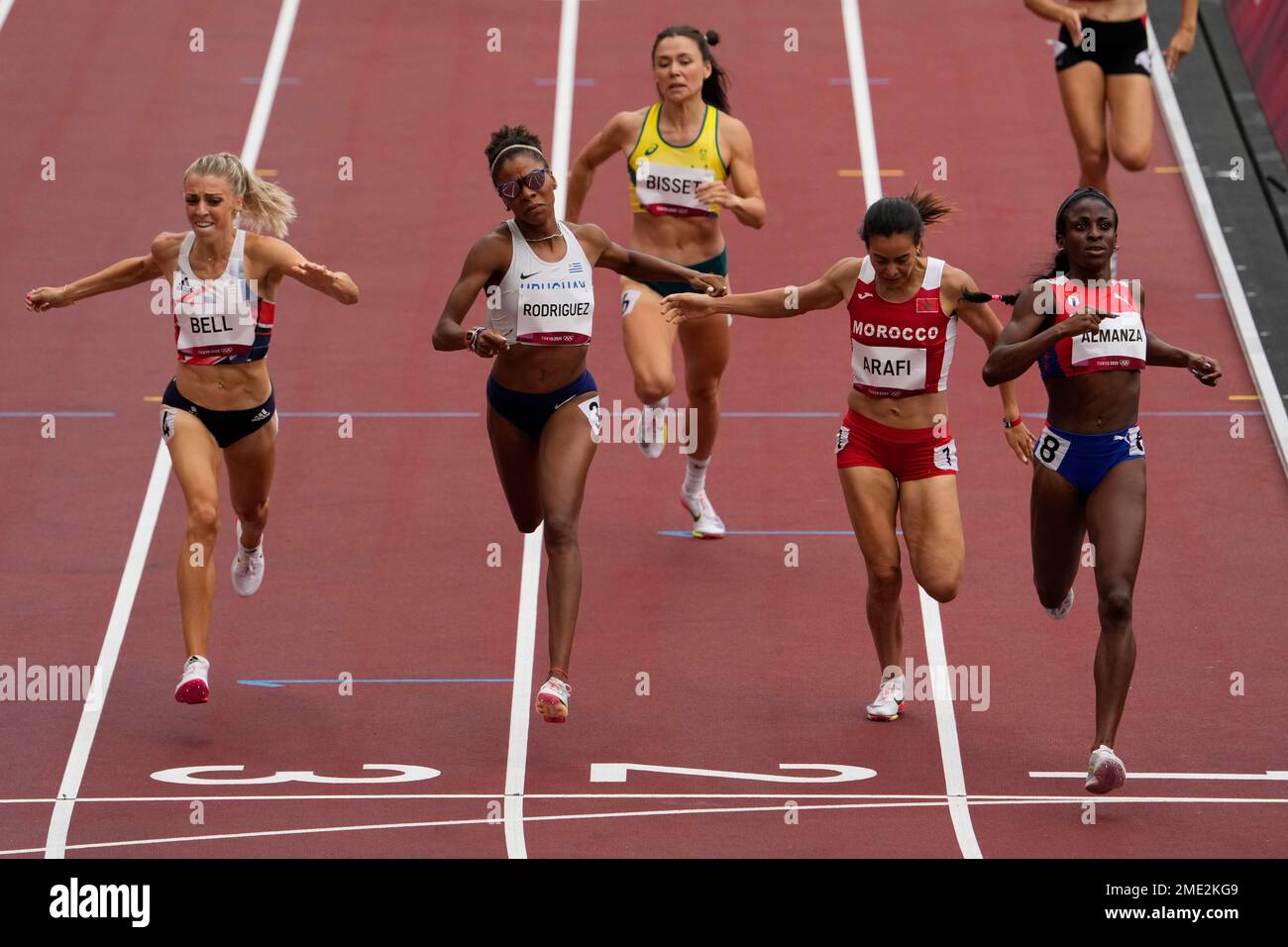 Rose Mary Almanza, right, of Cuba, wins a heat in the women's 800-meter ...
