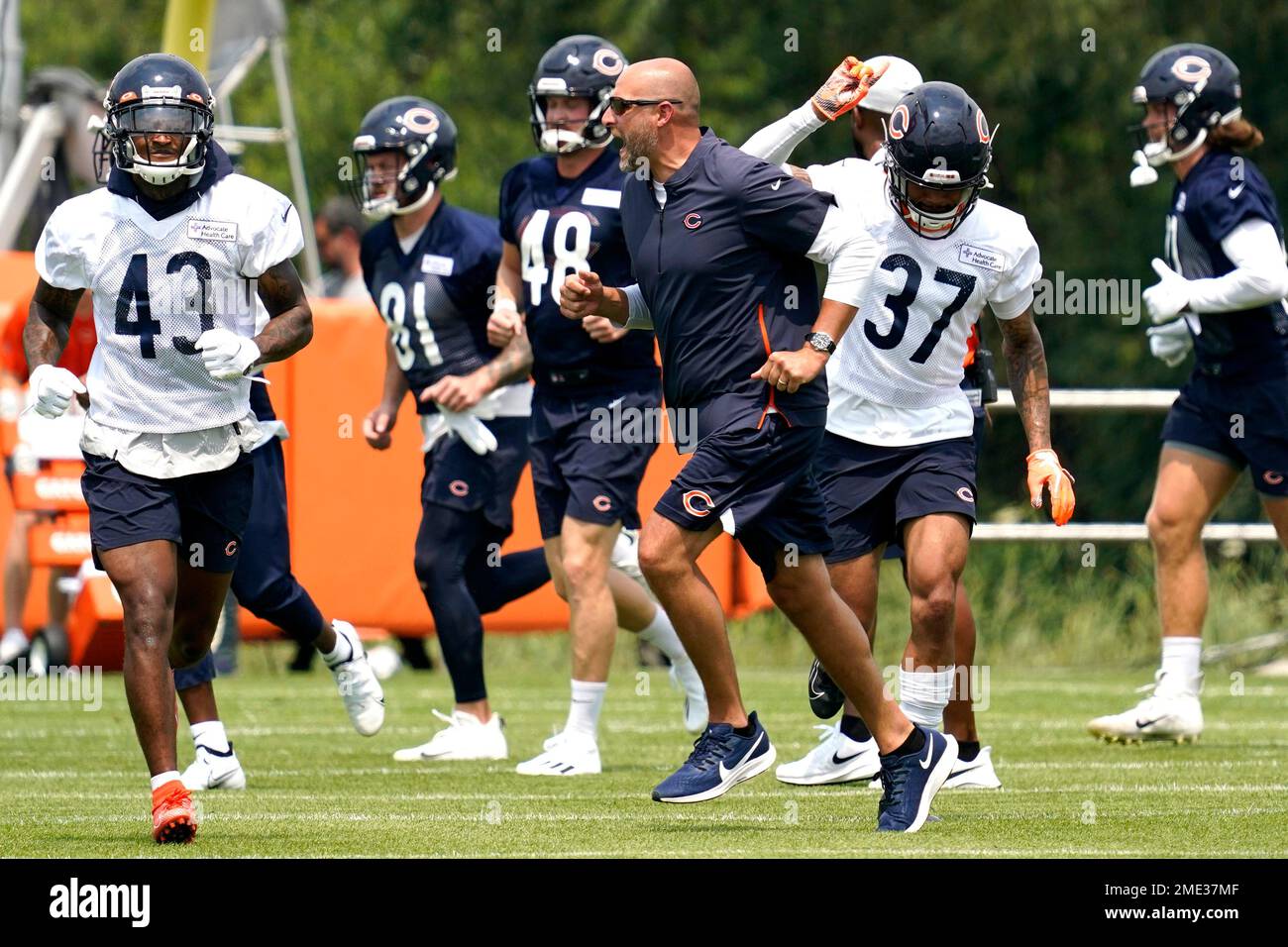 Chicago Bears head coach Matt Nagy, center, runs with his players ...