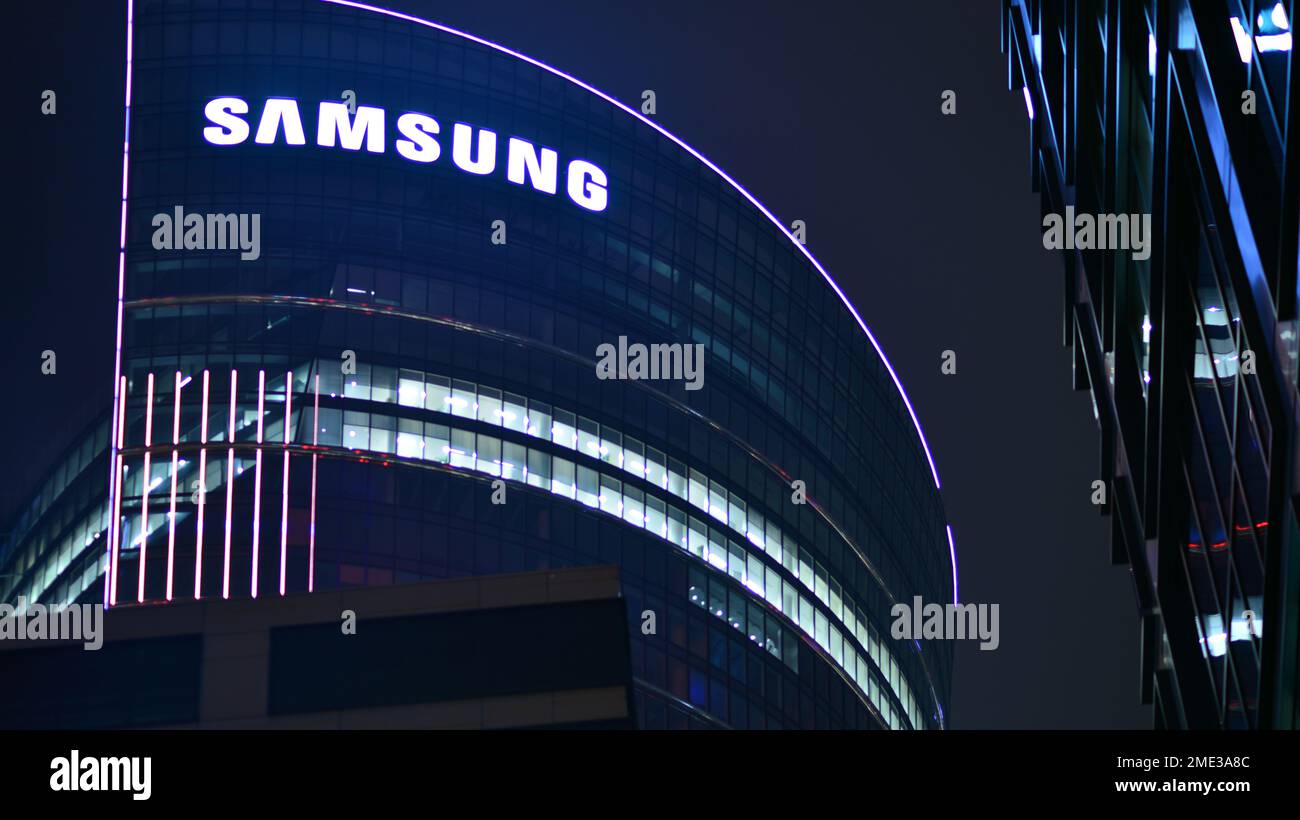 Warsaw, Poland. 23 November 2022. Evening city life in the centre of ...