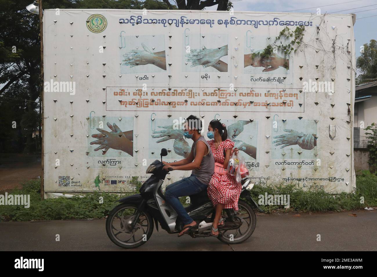 People wearing face masks to help curb the spread of the coronavirus ...