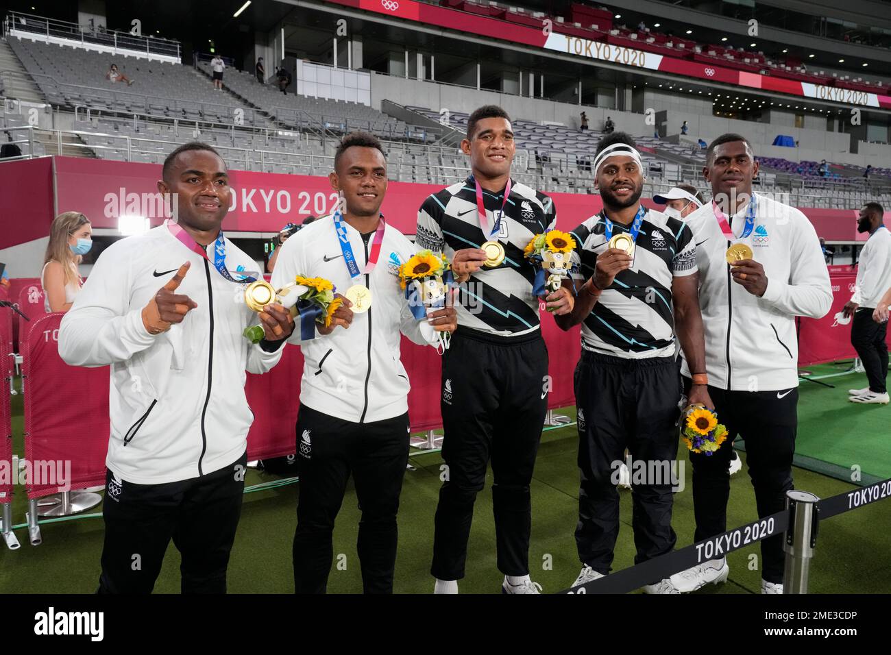 Fiji players pose with their gold medals in men's rugby sevens ...