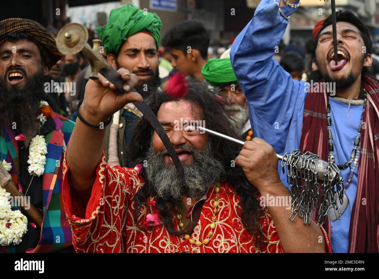 Qutubuddin bakhtiar kakis dargah hi-res stock photography and images ...