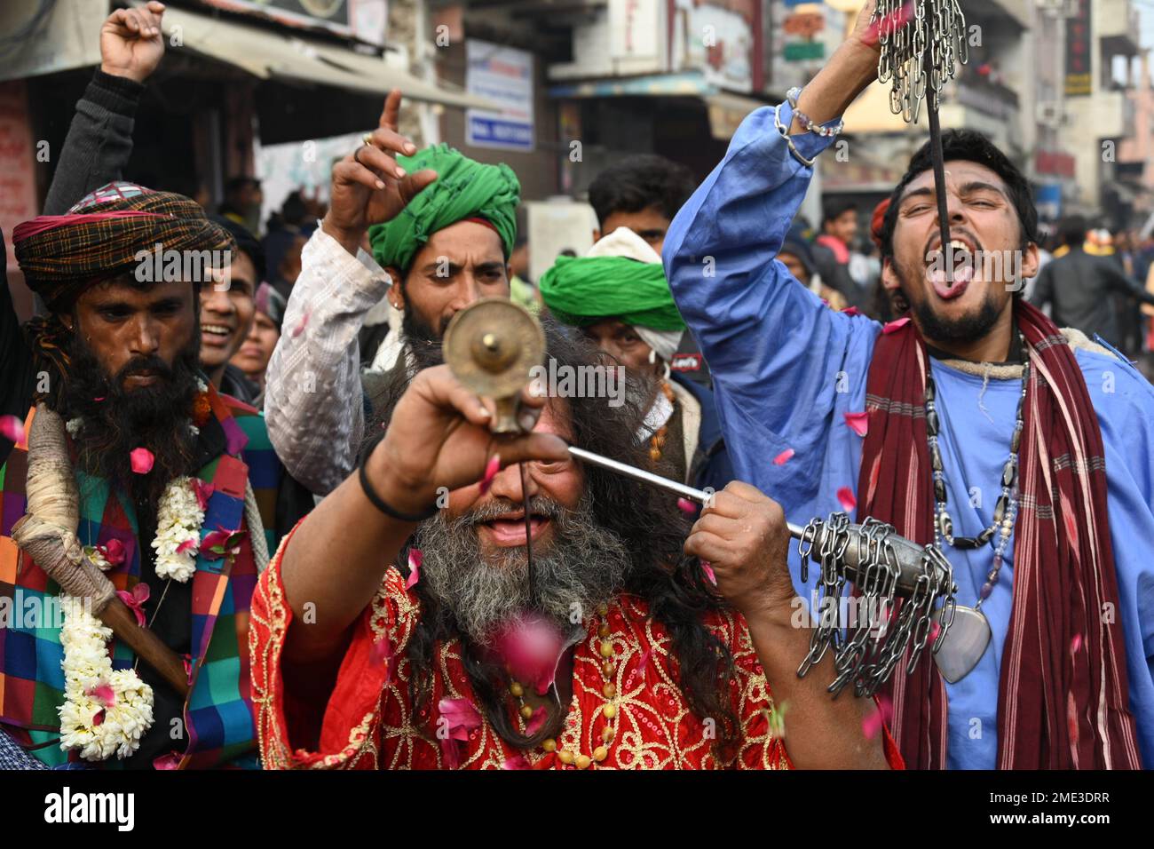 Qutubuddin bakhtiar kakis dargah hi-res stock photography and images ...