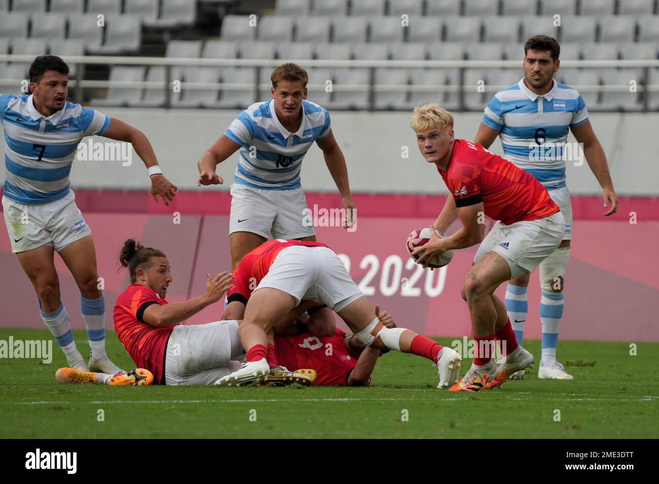 Britain's Ben Harris looks to pass in Britain's men's rugby sevens ...