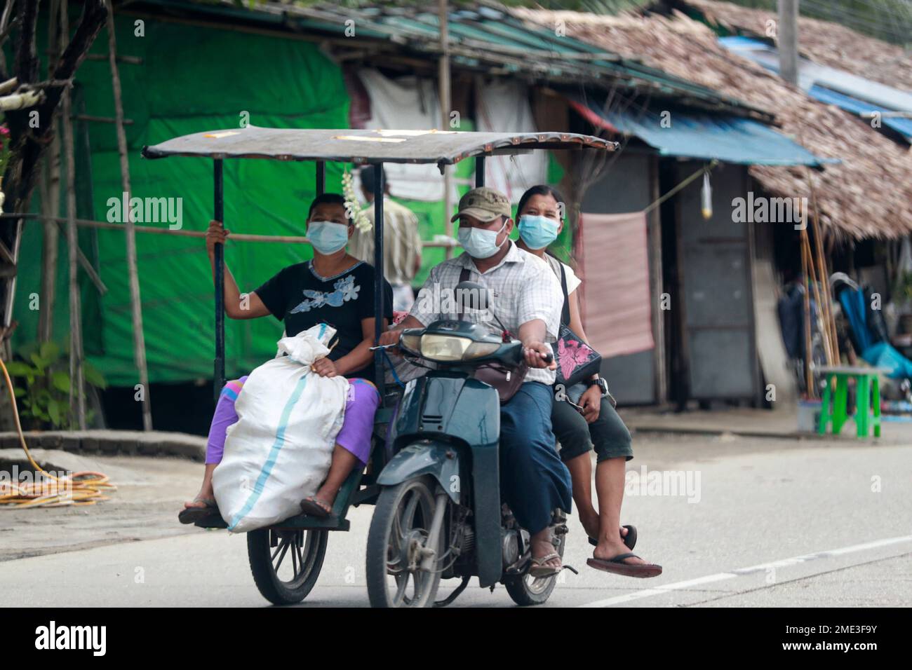 People wearing face masks to help curb the spread of the coronavirus ...