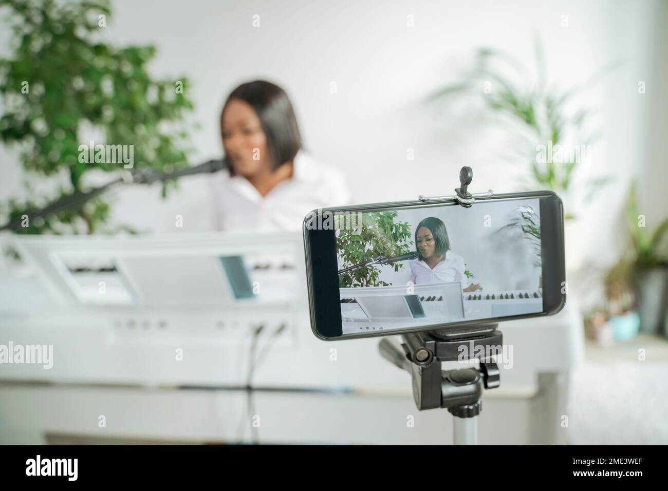 Filming video with mobile phone hi-res stock photography and images - Alamy