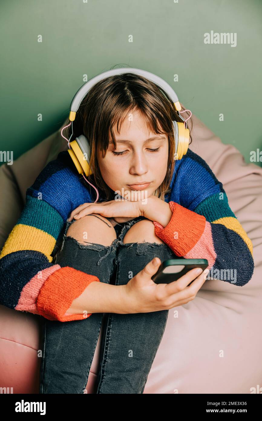 Girl smartphone headphones home hi-res stock photography and images - Alamy