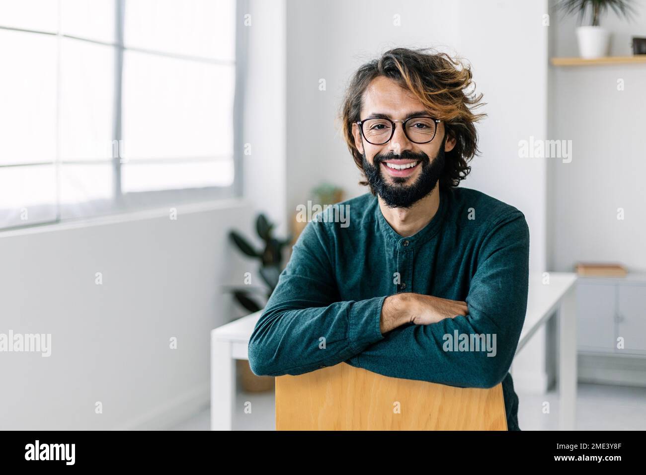Man sitting freelancer office hi-res stock photography and images - Alamy