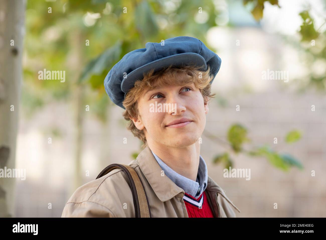 Old man flat cap hi-res stock photography and images - Alamy