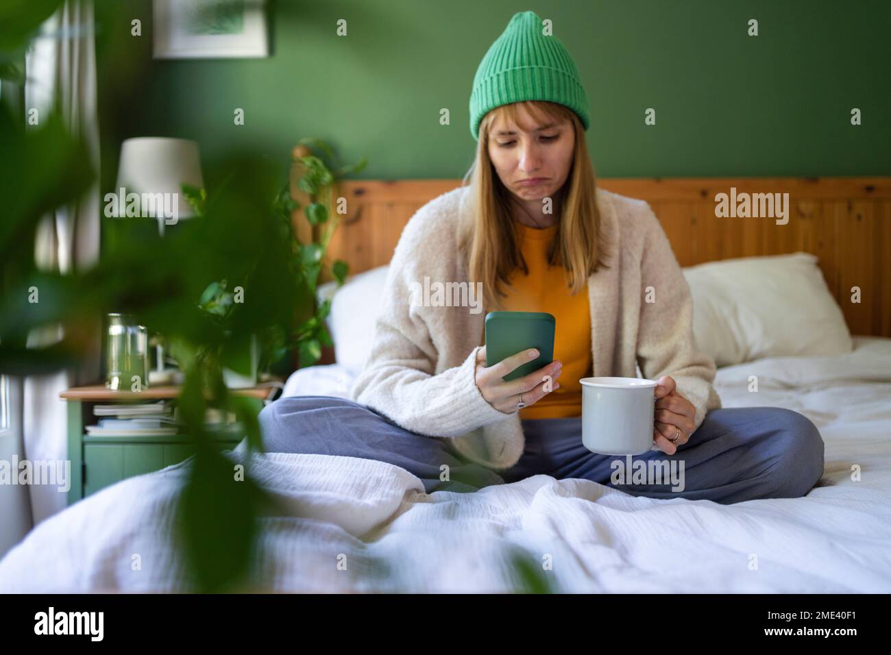 Sad women with phone hi-res stock photography and images - Alamy
