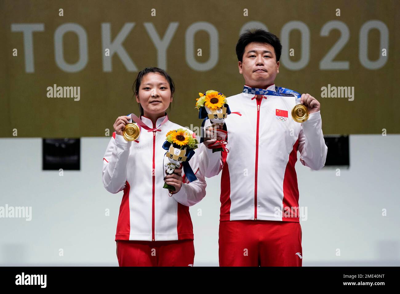 Gold medalists Jiang Ranxin, and Pang Wei, of China, celebrate after ...
