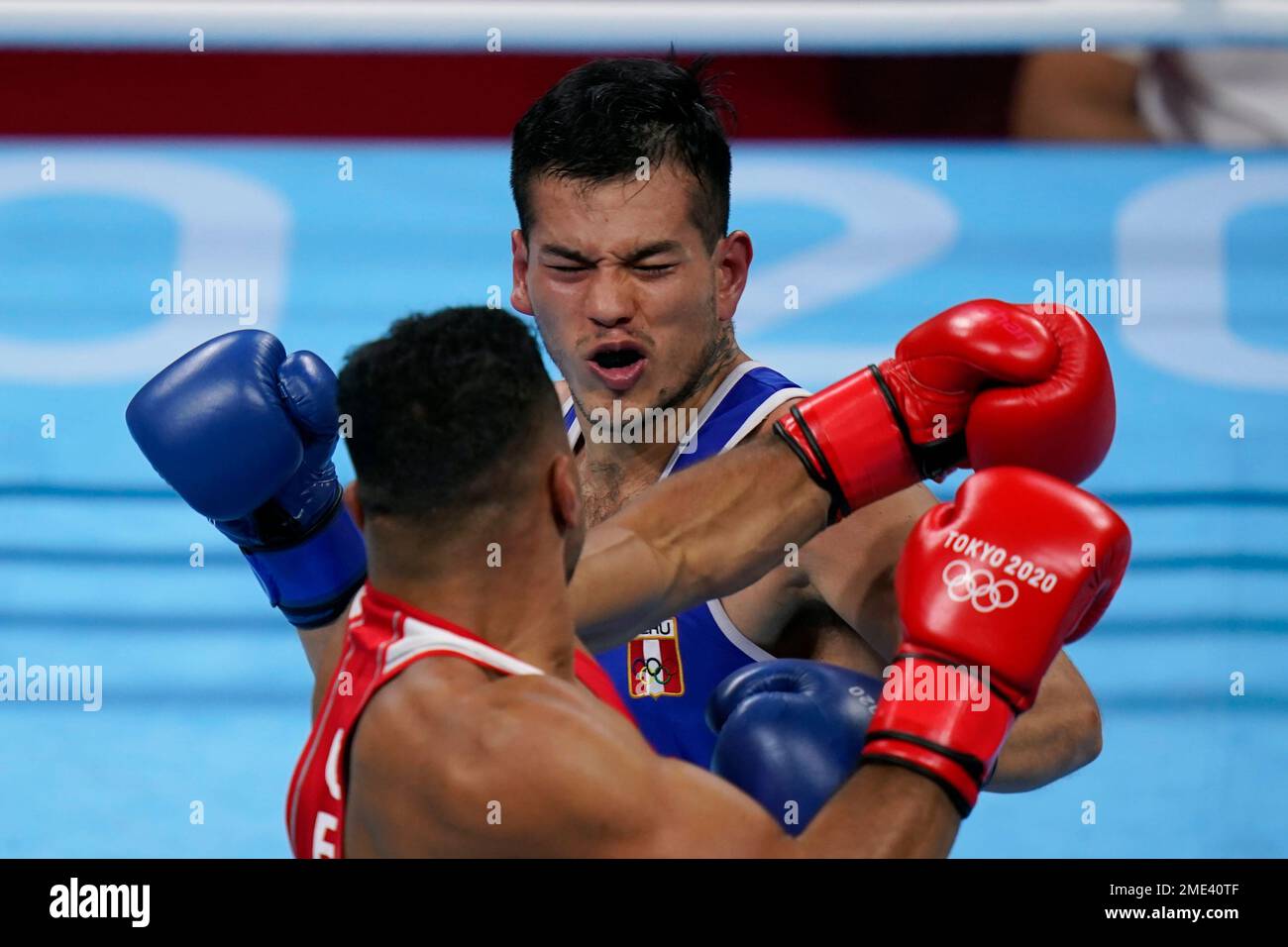 Jose Maria Lucar Jaimes, of Peru, top, and Ammar Riad Abduljabbar, of ...