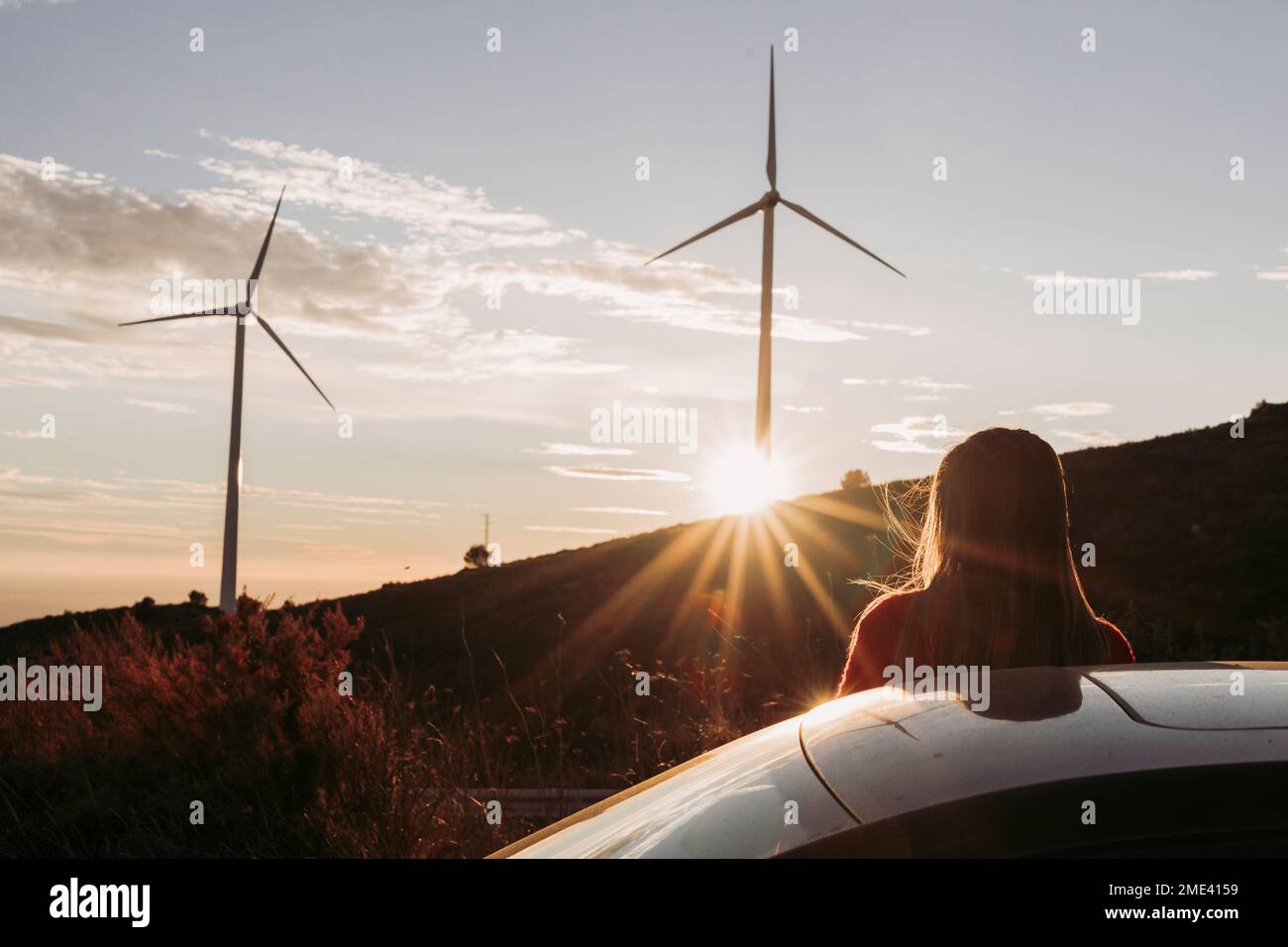 People leaning into the wind hi-res stock photography and images - Alamy