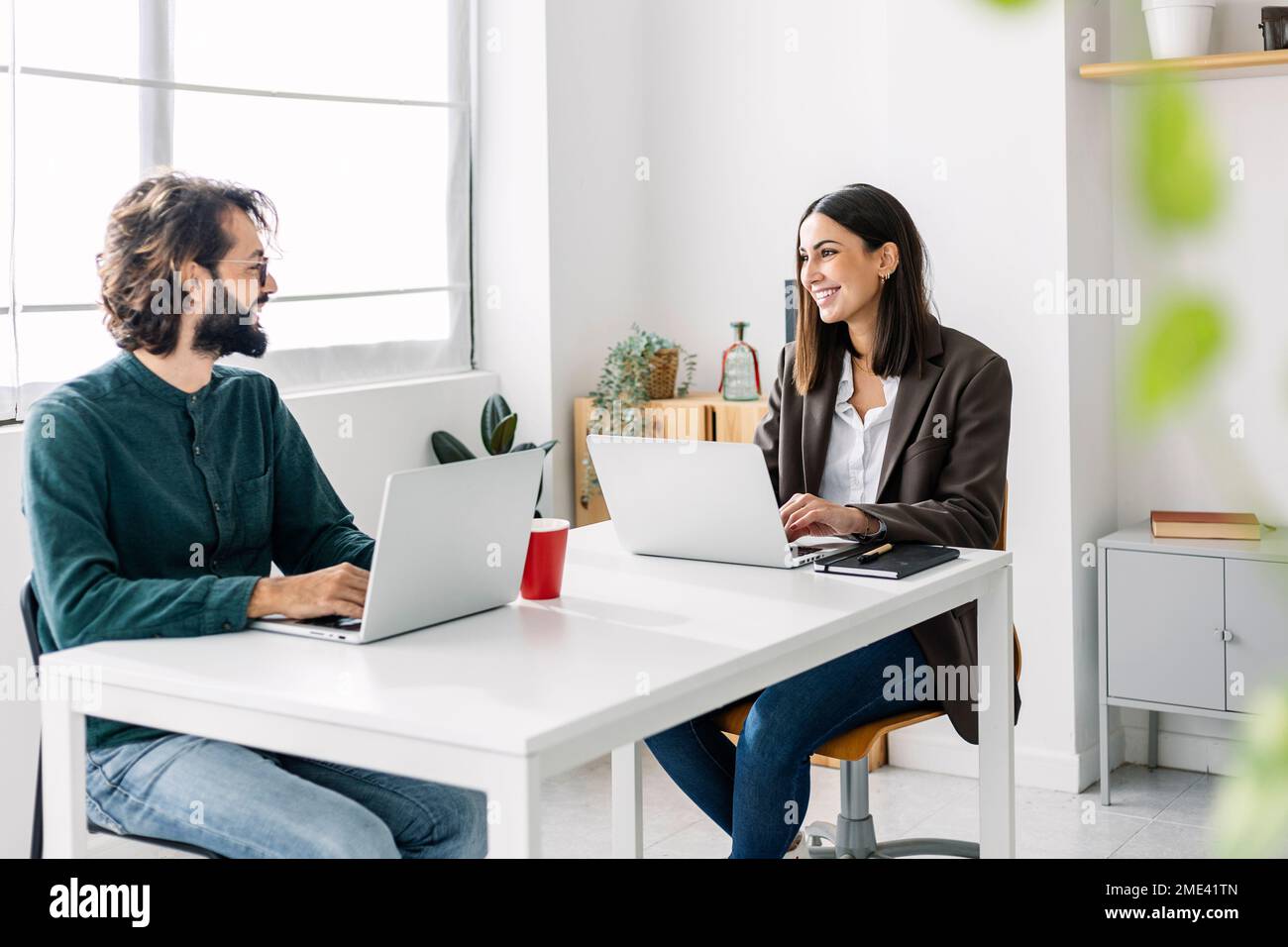 Team happiness in workplace hi-res stock photography and images - Alamy