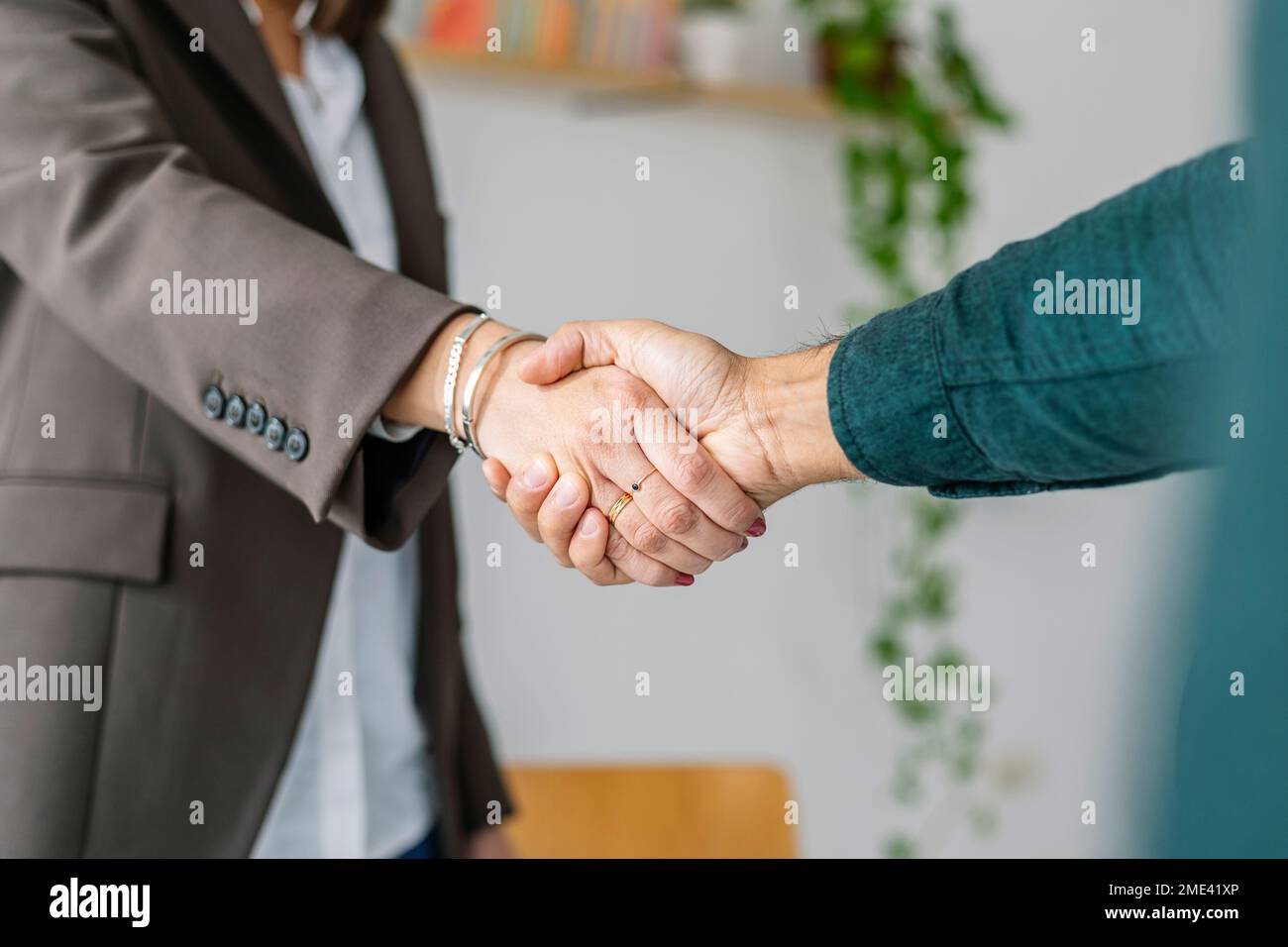 Hand shaking hand hi-res stock photography and images - Alamy