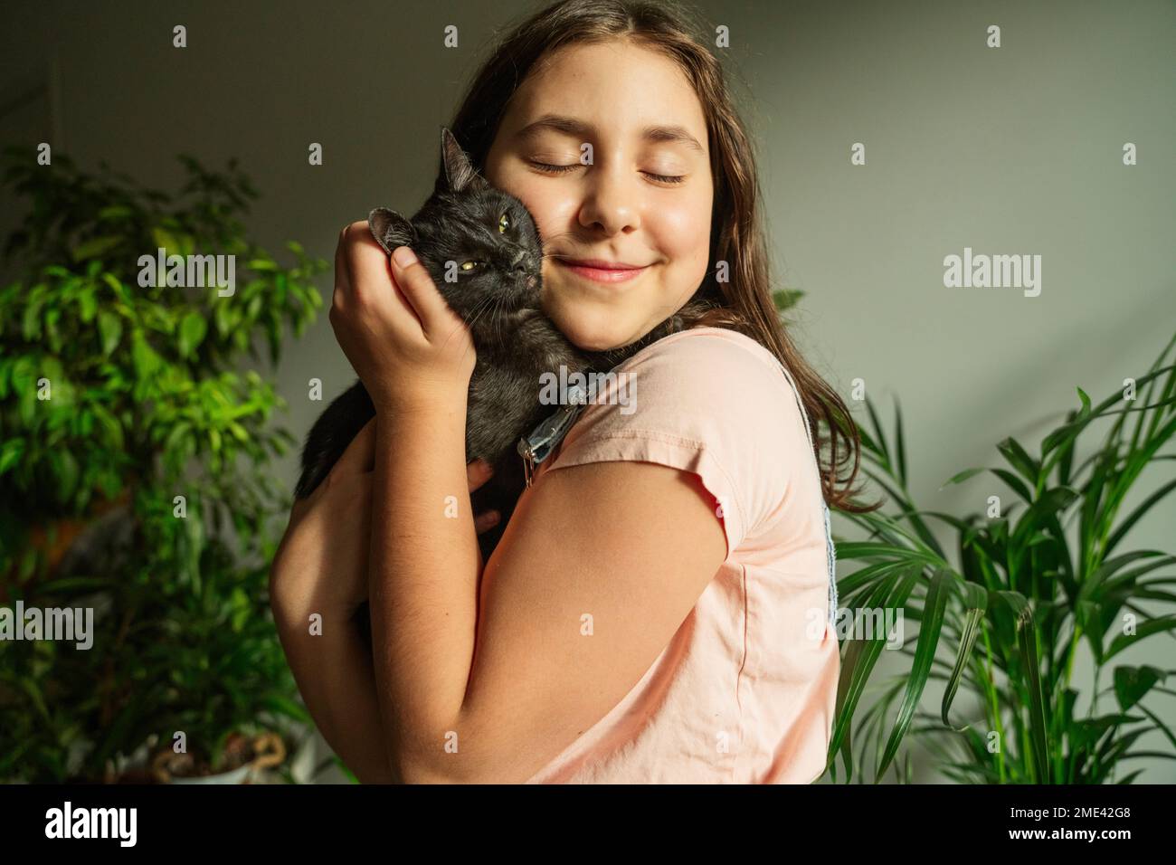 Girl holding cat with eyes hi-res stock photography and images - Alamy